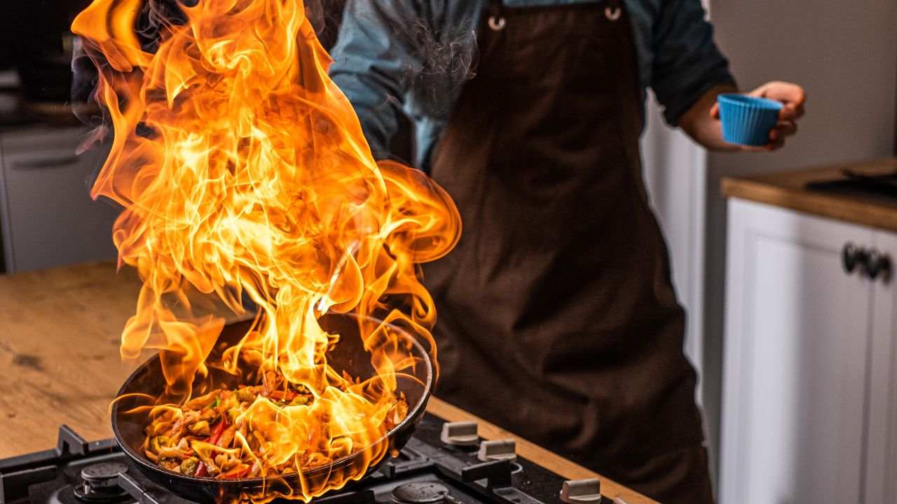 Cosa fare se prende fuoco l'olio nella padella