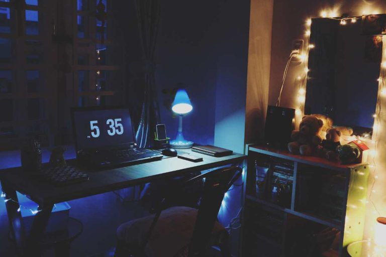 Luce accesa tutta la notte: non hai idea di quanto consumi