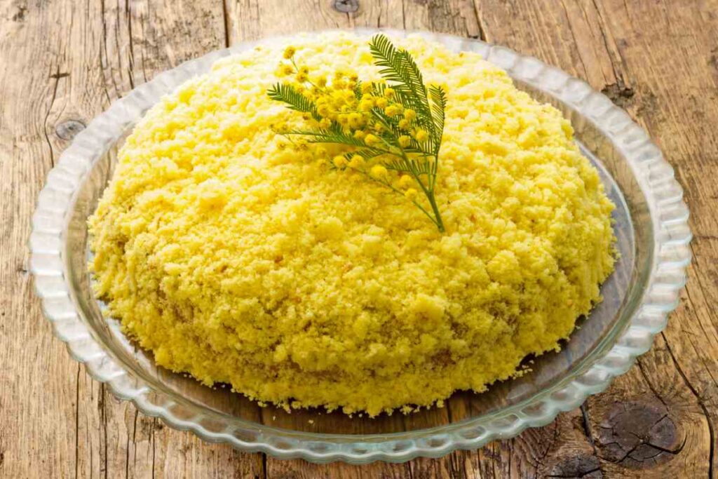 Torta mimosa, il dolce simbolo della festa della donna: farà leccare i ...